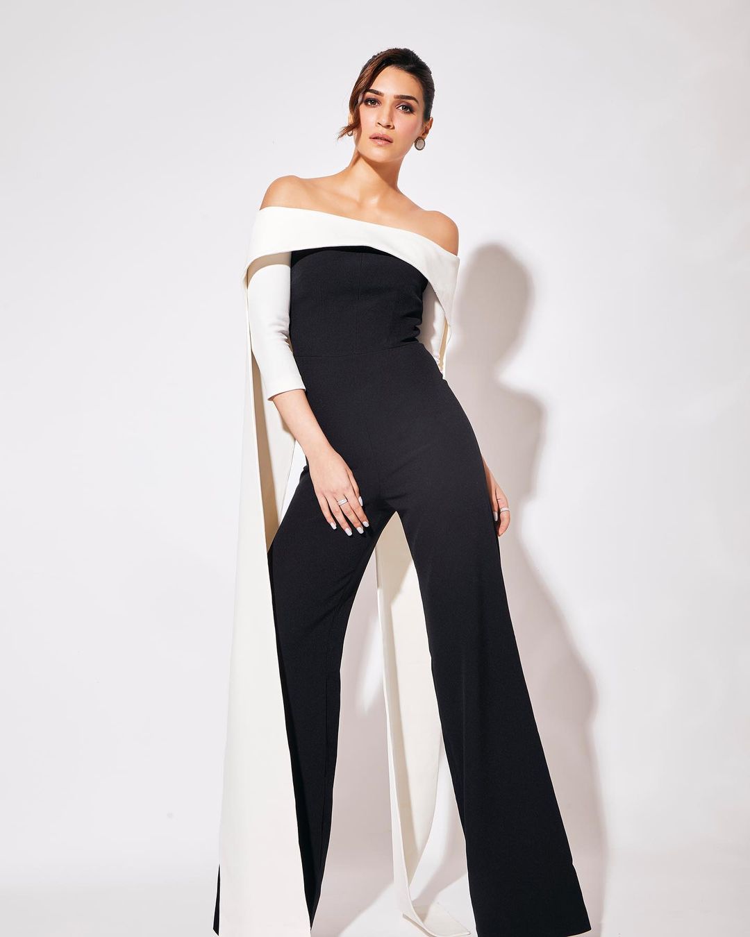 Kriti Sanon Displays Toned Figure In Black Backless Dress With Plunging ...