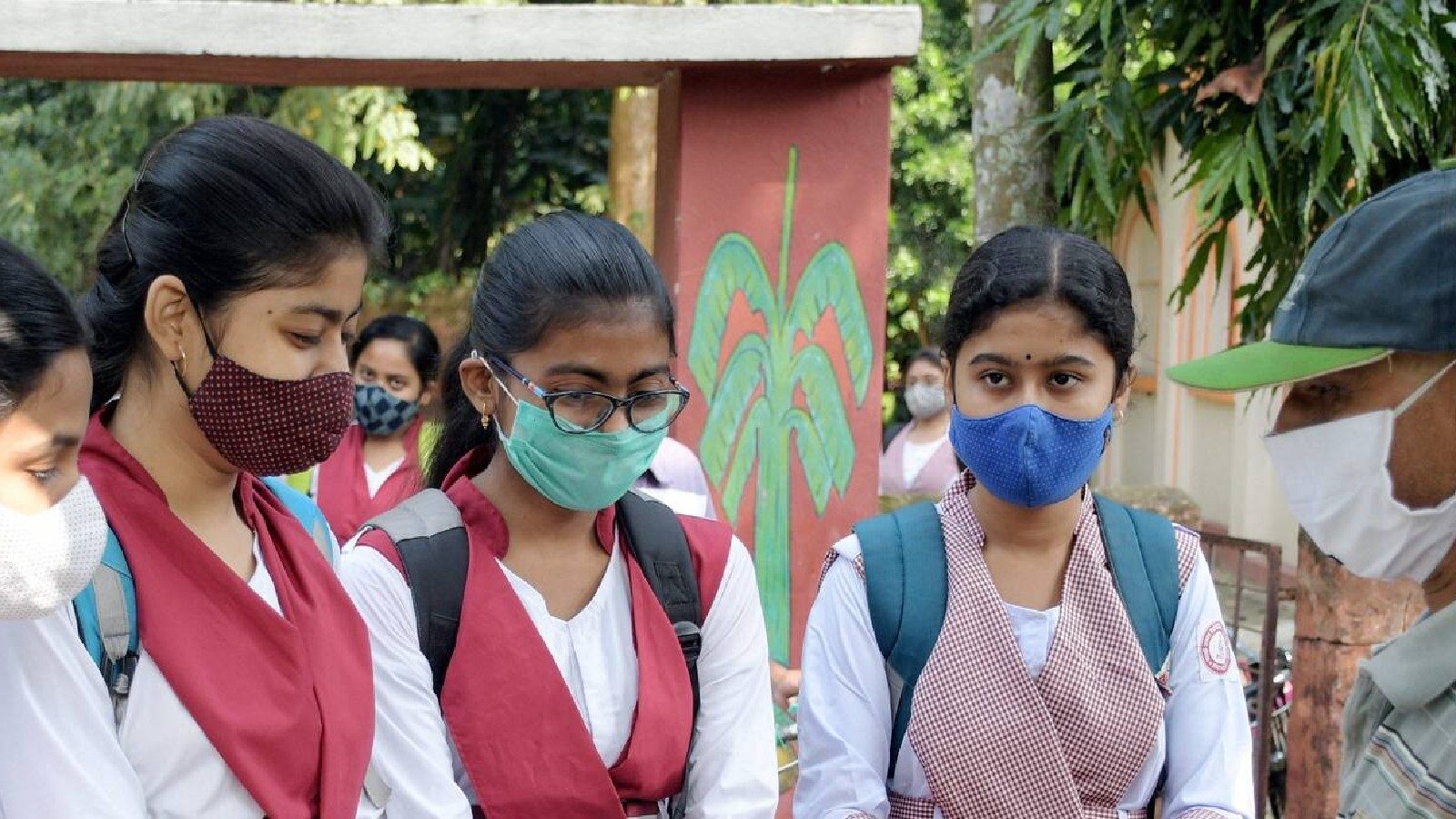 Students Wearing Uniforms Not Allowed in Parks, Malls: UP Govt's Plan ...