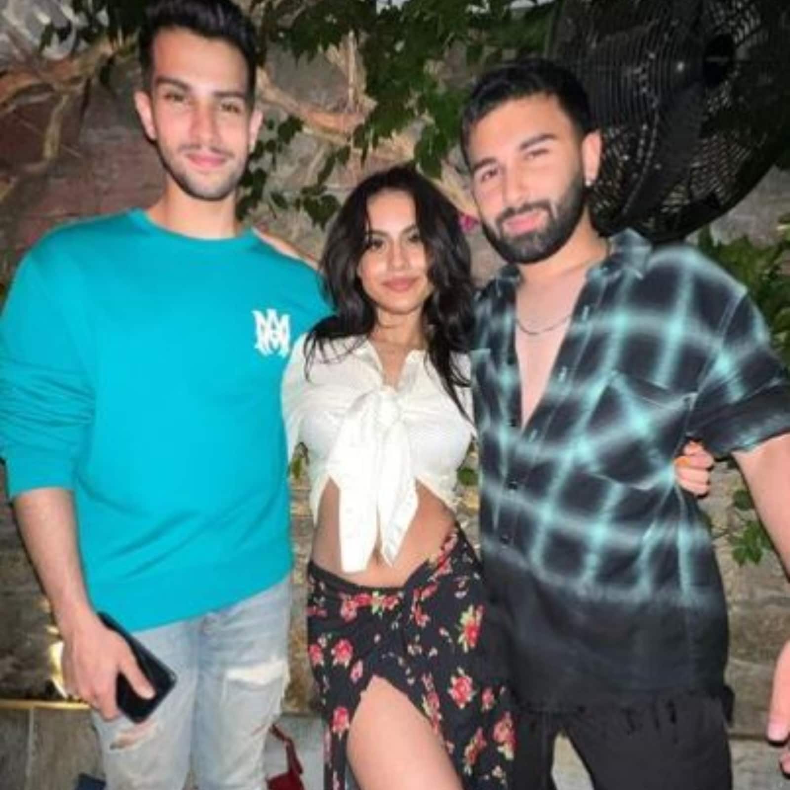 Nysa Devgn, Khushi Kapoor: Bollywood's new BFFs 1