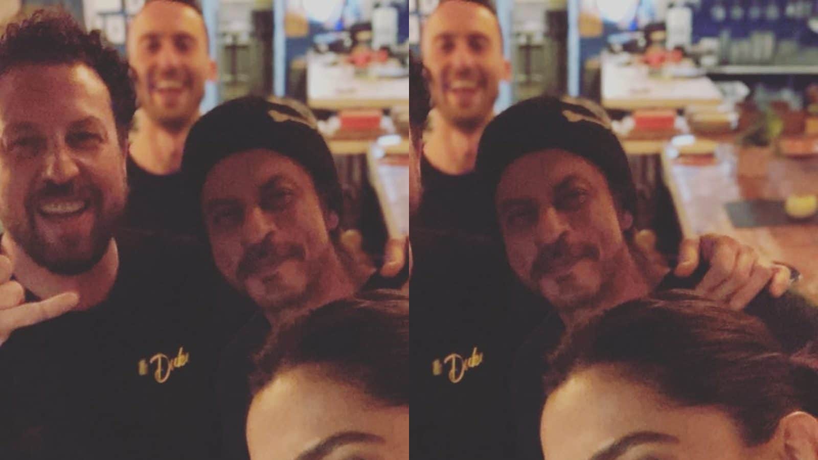 Shah Rukh Khan and Deepika Padukone Pose With Fans In An Unseen Pic ...