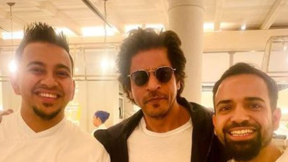 Shah Rukh Khan Looks Dashing in Messy Hair As He Poses With Chefs Amid ...