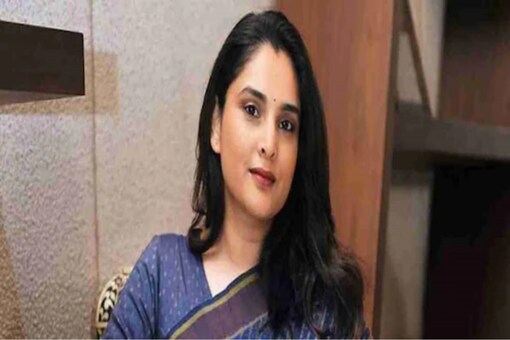 Sandalwood Queen Ramya Drops By The Sets Of Hoysala In Mysore; Watch ...