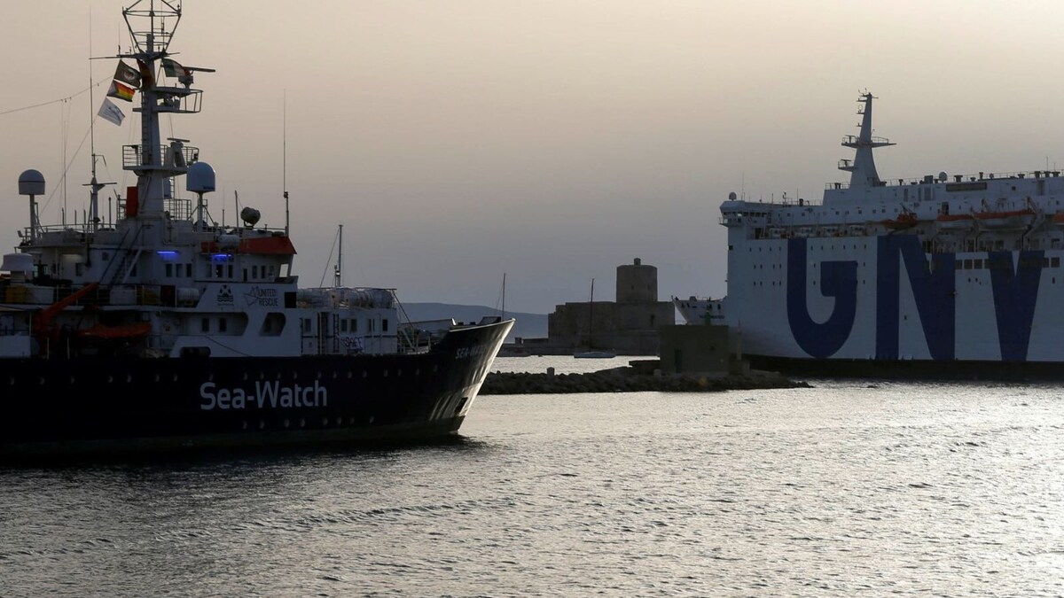 Four Dead, Dozens Rescued After Migrant Boat Capsizes Off English Coast ...