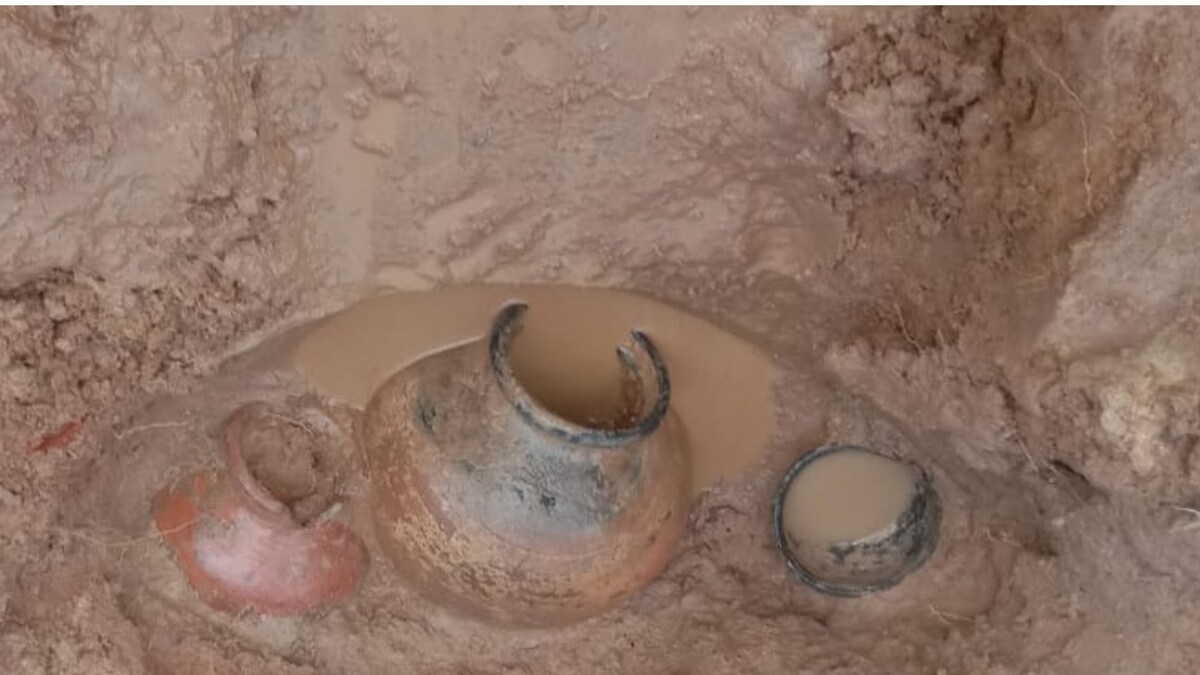 3,000-Yr-Old 'Mudhumakkal Thazhi', Clay Vases Unearthed in Tamil Nadu's ...