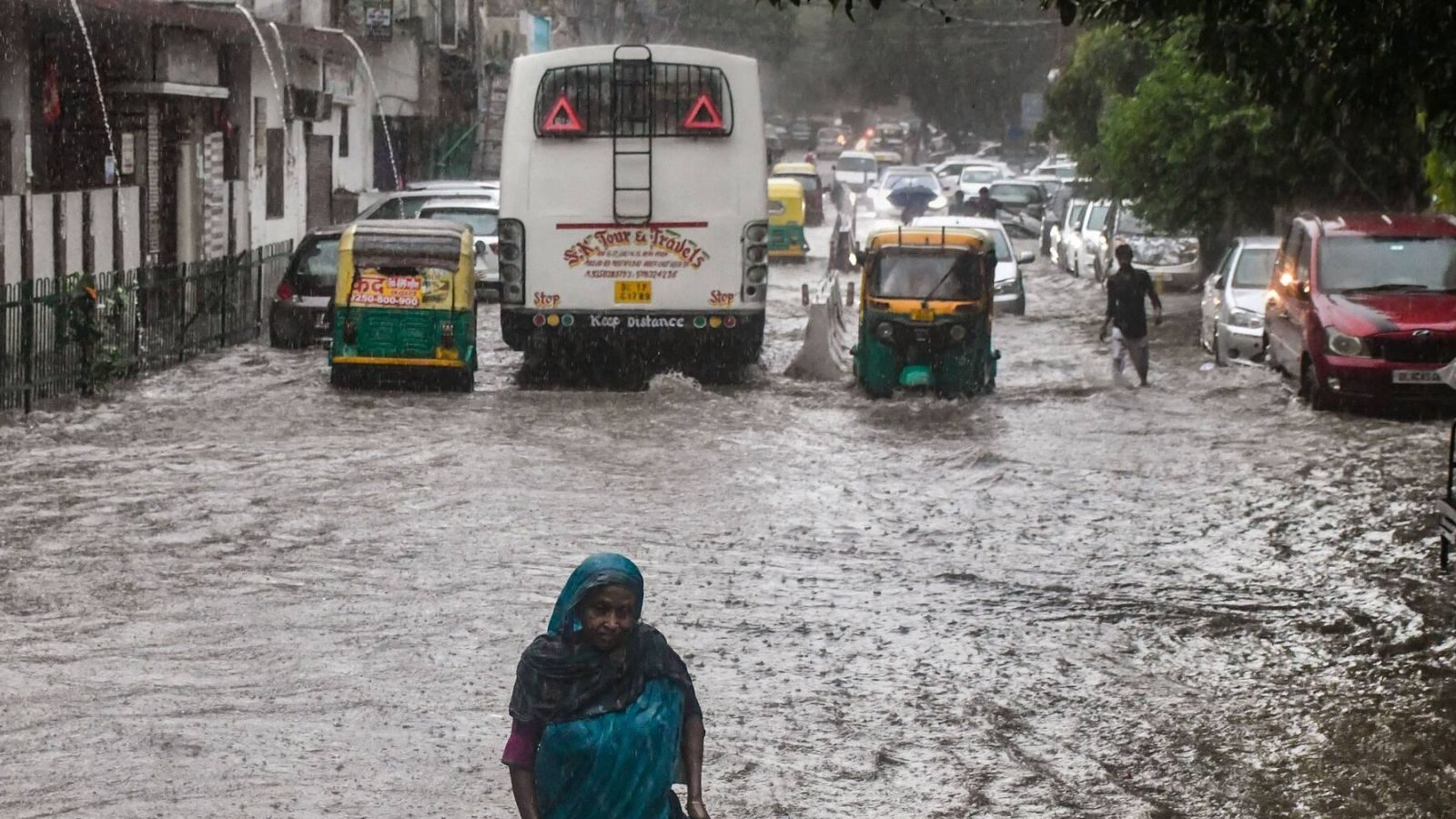 Heavy Rains and Strong Winds Flood Roads, Affect Air Traffic in Delhi ...