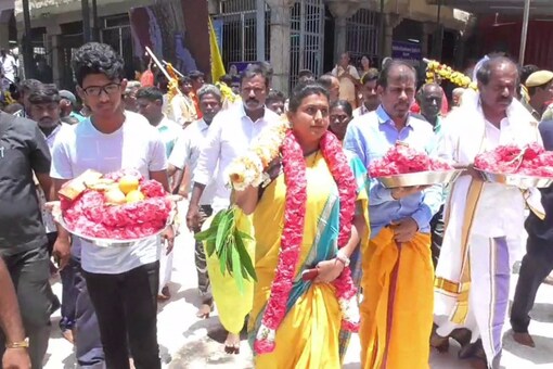 AP Minister Roja Selvamani Performs Kavadi Ritual at Tiruttani Murugan ...
