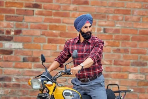 Capsule Gill: Akshay Kumar Sits On Retro Bike In Leaked Pic From ...