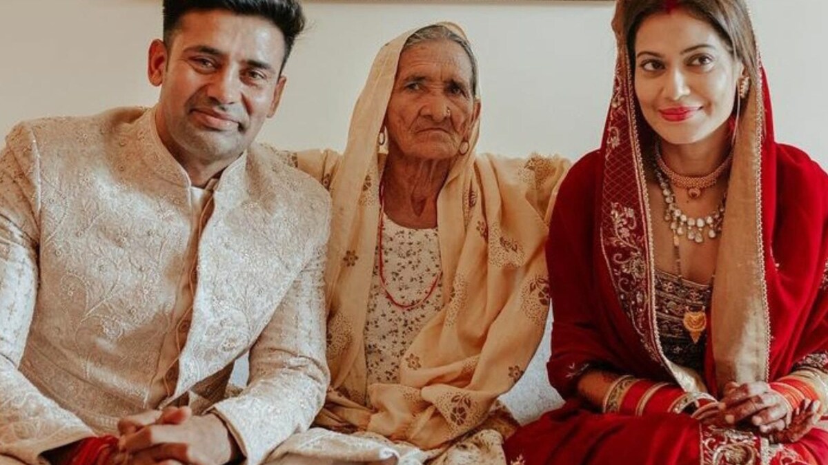 Payal Rohatgi Blushes As She Takes Her First Steps Into Her Sasural As ...