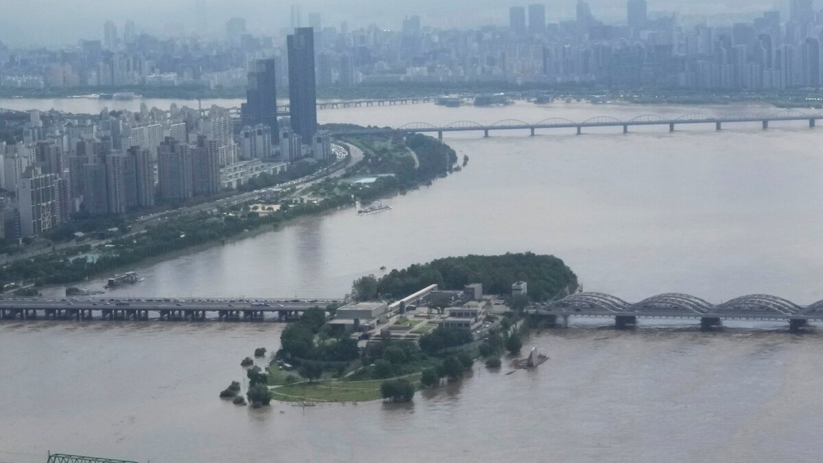 Seoul Floods: 9 Dead as Heavy Rainfall Turns Roads, Parks into Rivers ...