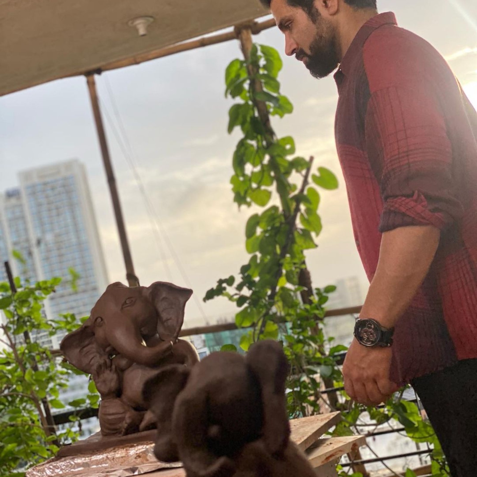 Ganesh Chaturthi 2022: Actor Rithvik Dhanjani Shows How to Make Clay ...