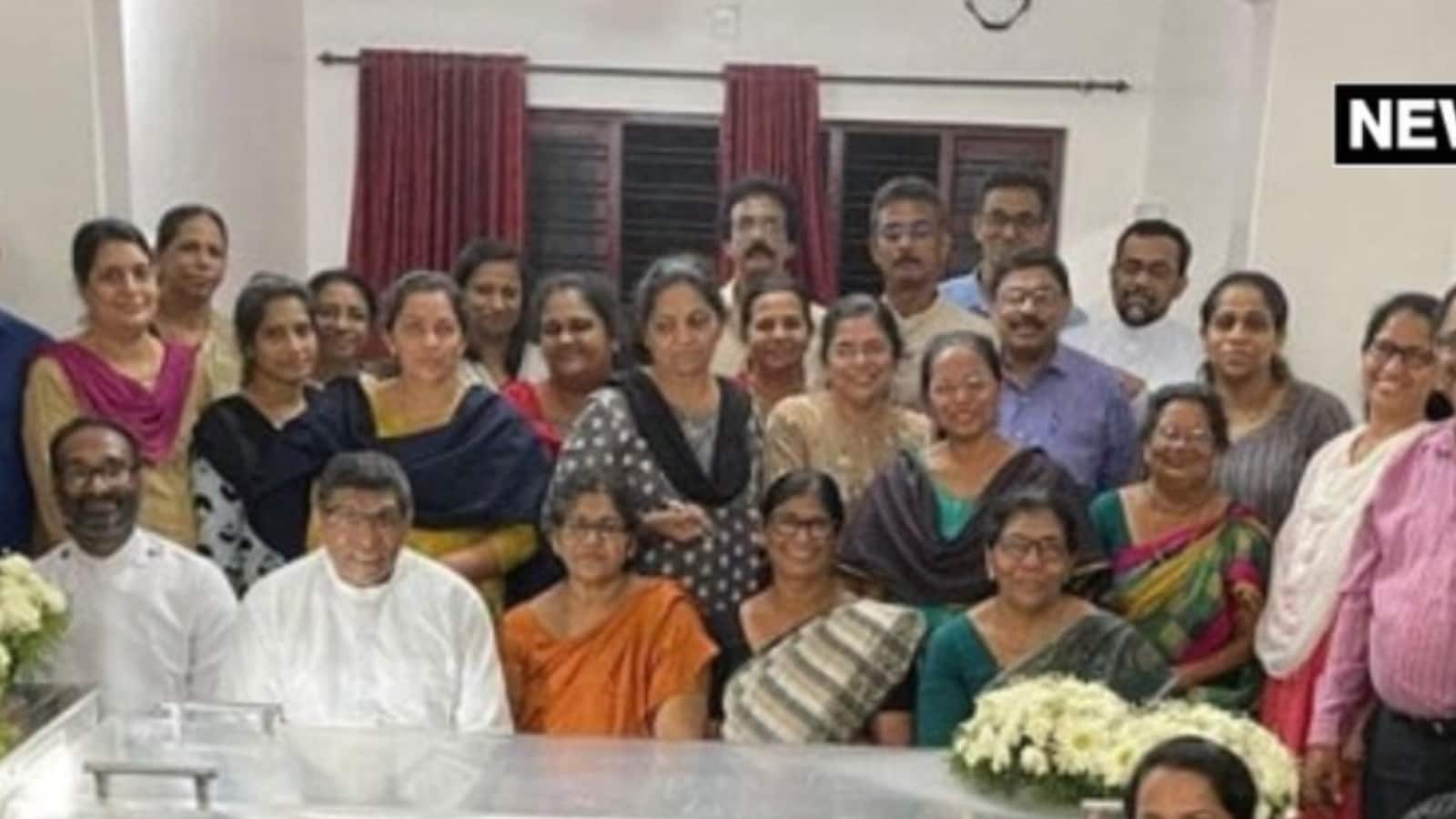 Kerala Family's Photo of Members Smiling At a Funeral Goes Viral | Buzz ...
