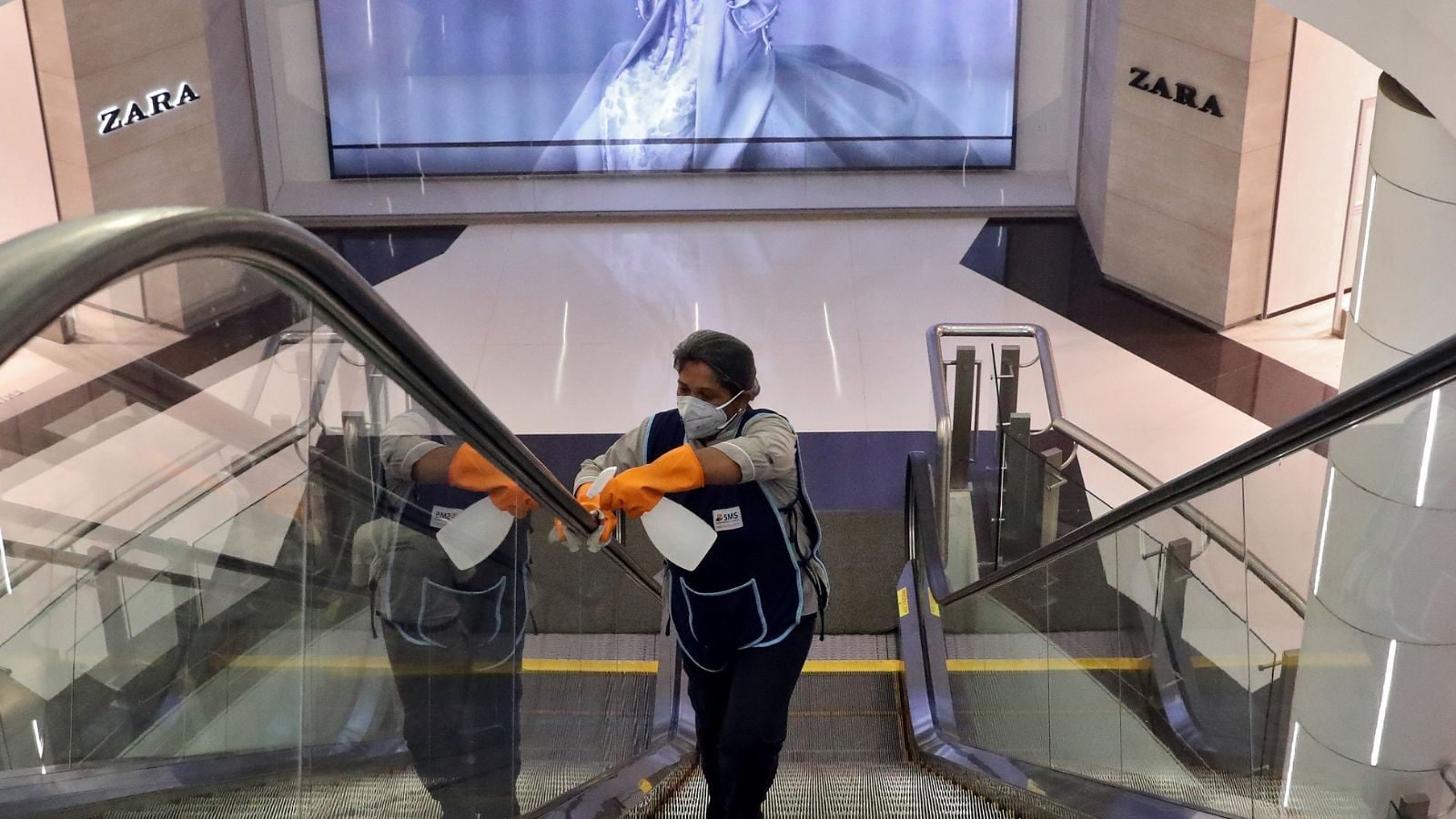 10 Children Sustain Minor Injuries After Falling Off Moving Escalator ...