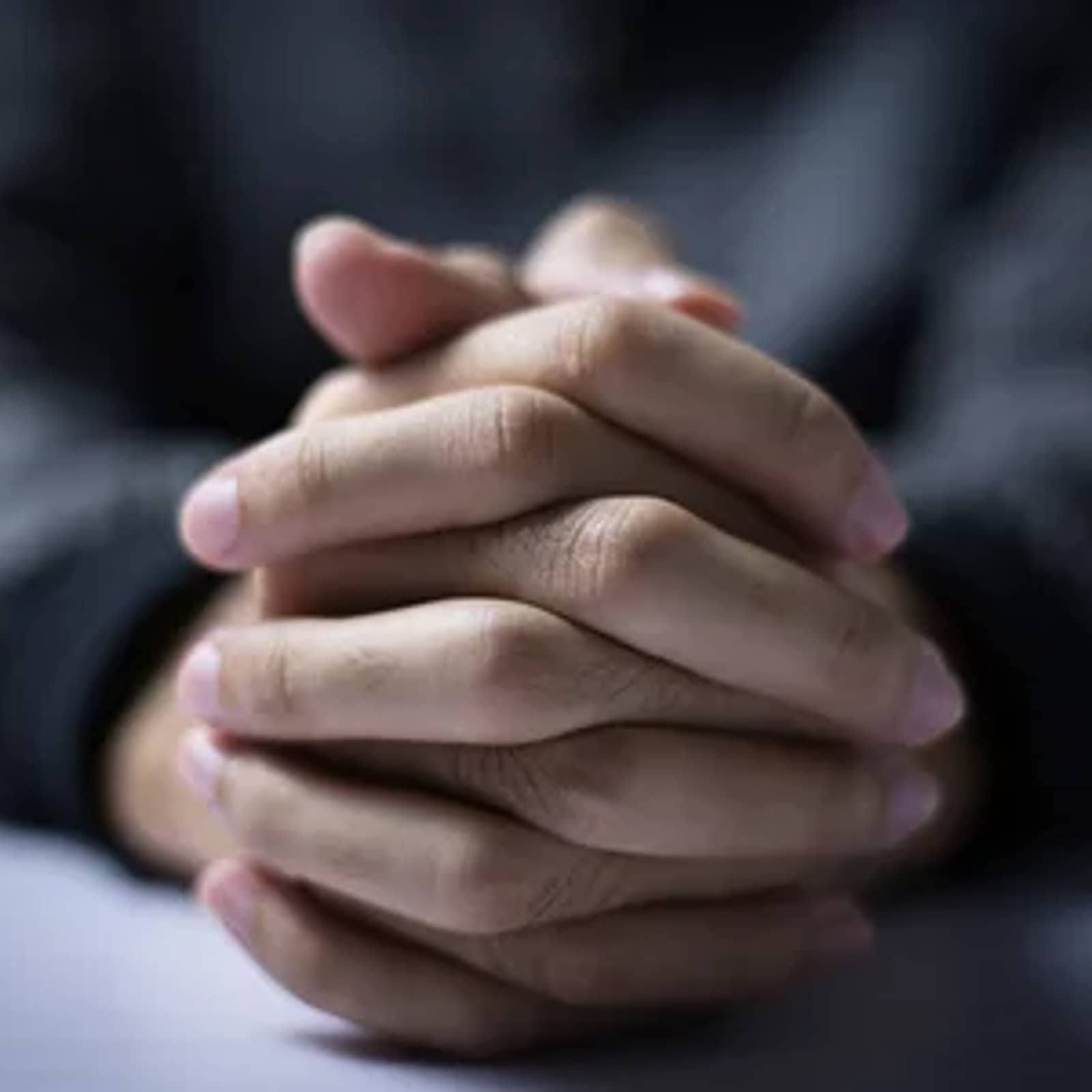 Five Body Language Cues That Give off a Weird Impression