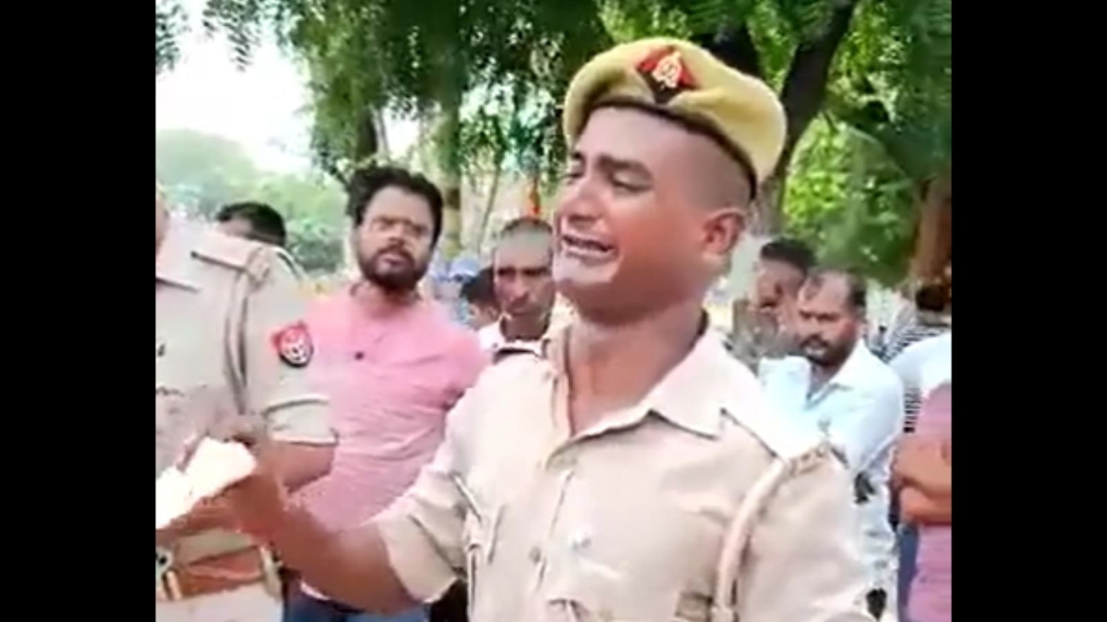 ‘Even Animals Can’t Eat’: UP Cop Breaks Down Over Poor Food Quality ...