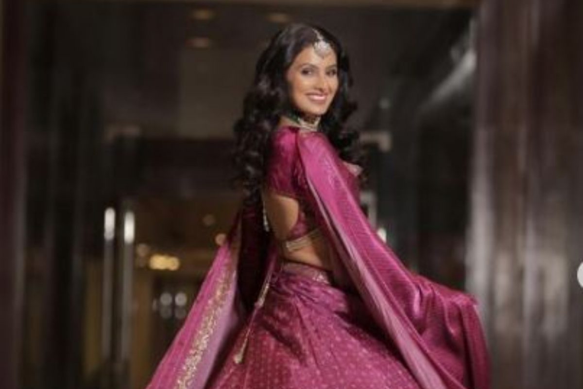 Geeta Basra En Sari Jaune