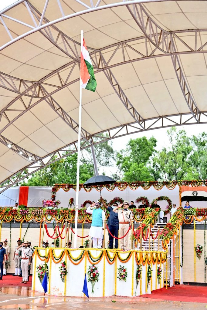 PM Modi, State Leaders Unfurl National Flag to Mark 75th Independence ...