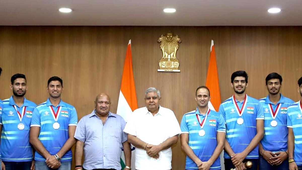 India Men's U-20 Volleyball Team Meets Vice President Jagdeep Dhankhar ...