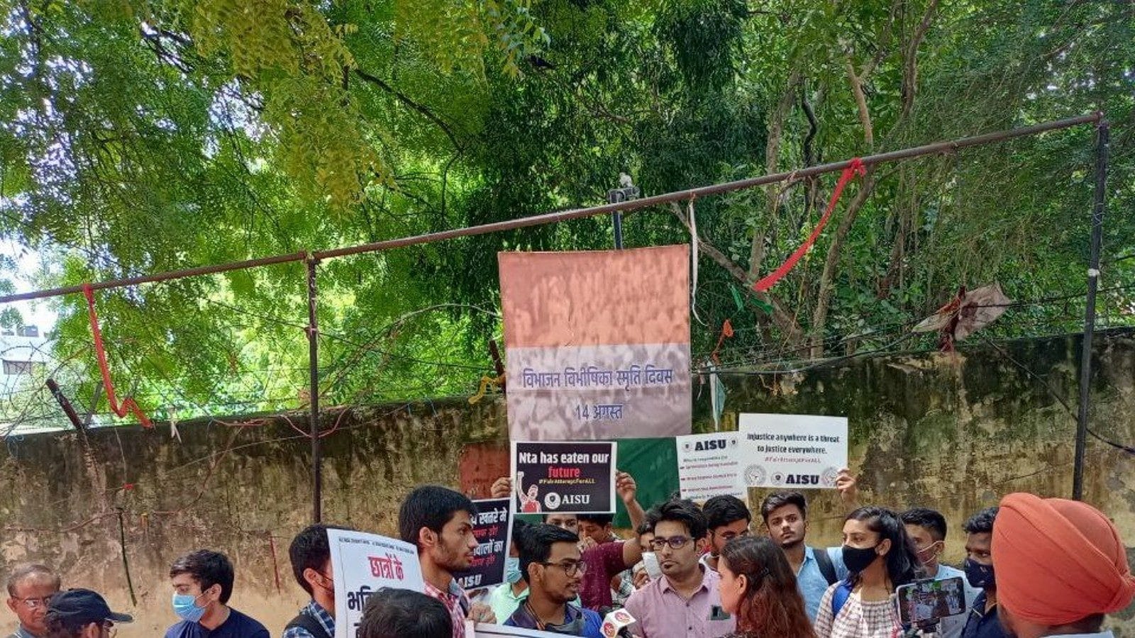 NEET, JEE, CUET Aspirants Protest After Tech Glitches in Entrance Exams ...