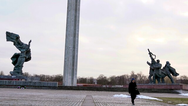 Latvia Brings Down Soviet-Era Monument to Protest Russian Invasion of ...