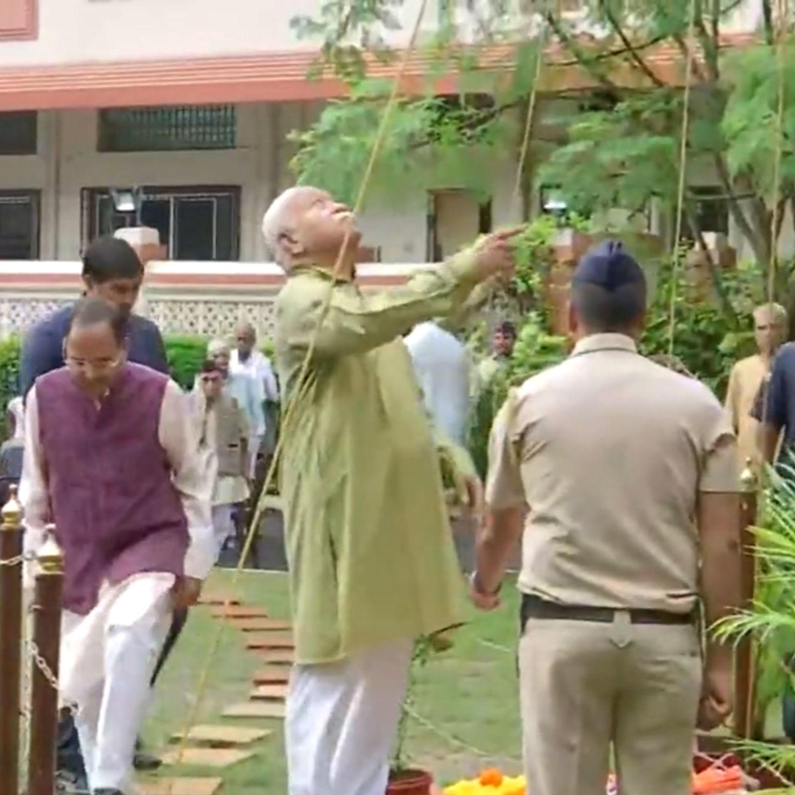PM Modi, State Leaders Unfurl National Flag to Mark 75th Independence ...