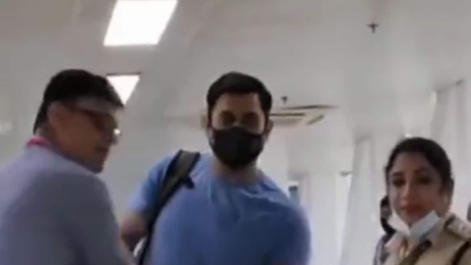 WATCH: MS Dhoni's Heart-warming Gesture at Ranchi Airport Goes Viral ...