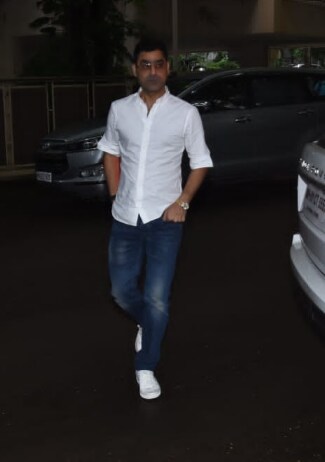 A G Nadiadwala Funeral: Abhishek Bachchan, Abbas- Mustan, Annes Bazmee ...