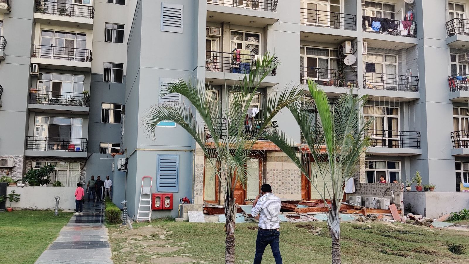 Grand Omaxe Society: Noida Authority Demolishes Multiple Encroachments ...