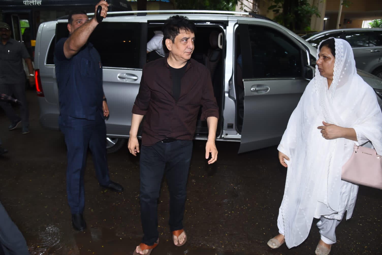 A G Nadiadwala Funeral: Abhishek Bachchan, Abbas- Mustan, Annes Bazmee ...