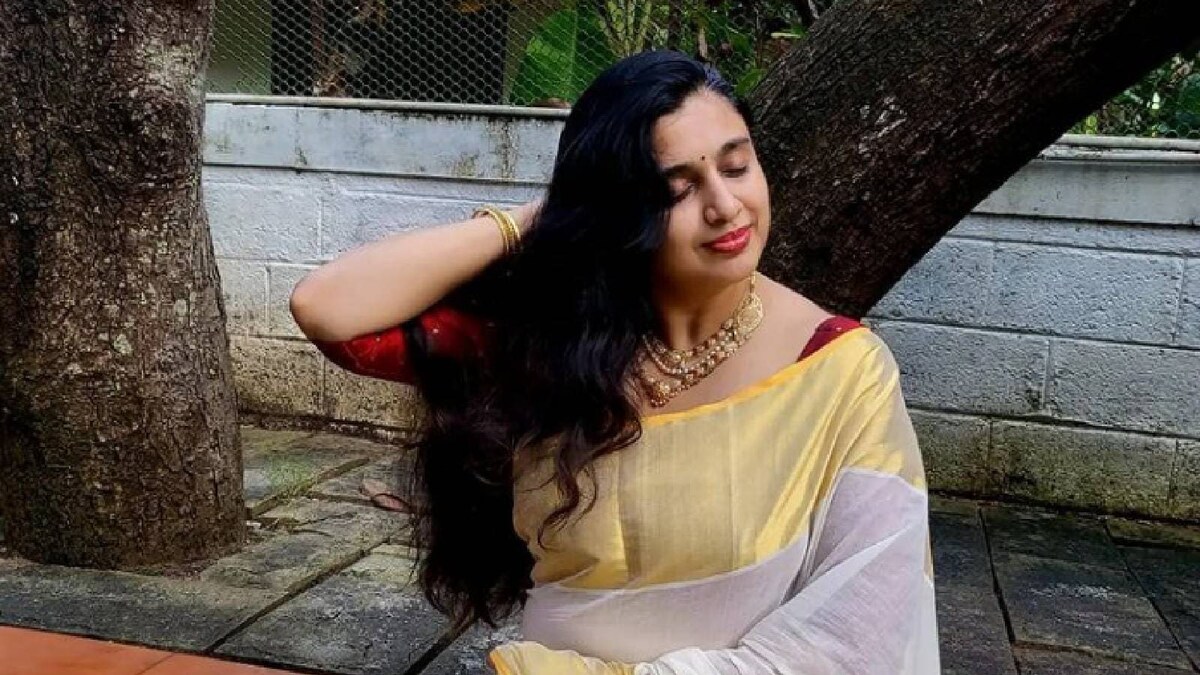 Samyuktha Varma Looks Stunning As She Rocks A Classic White Mund Saree ...