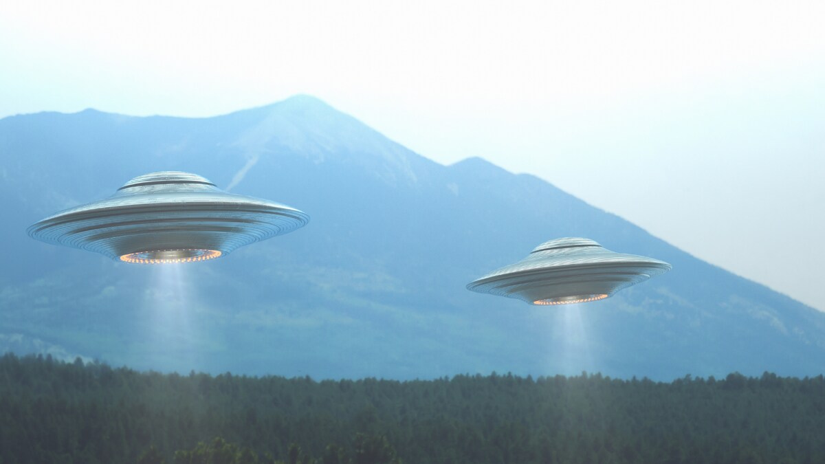 'Calvine Photograph': World’s Clearest UFO Picture Found After 32 Years ...