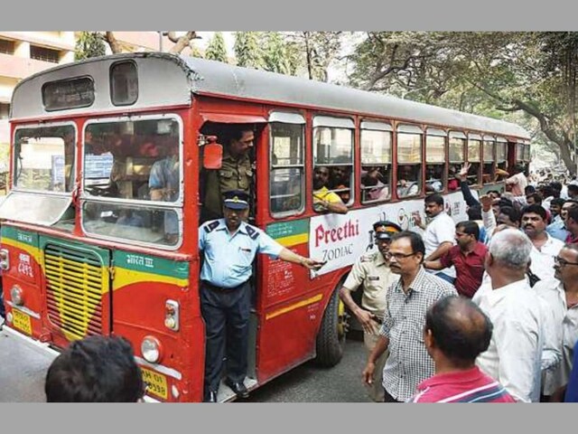 Two Girls Fight at Crowded Bus Stand Over Common Boyfriend, Here's What ...