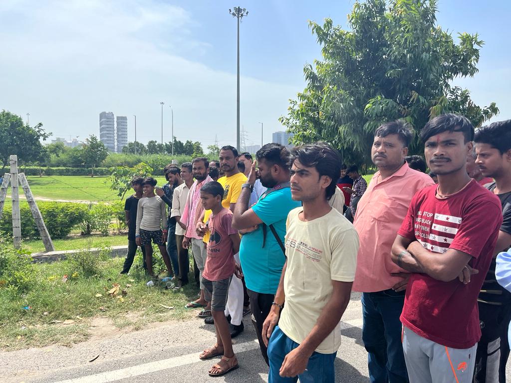 Peepli Live Moment? Sea of Cameras Positioned to Capture Noida's ...