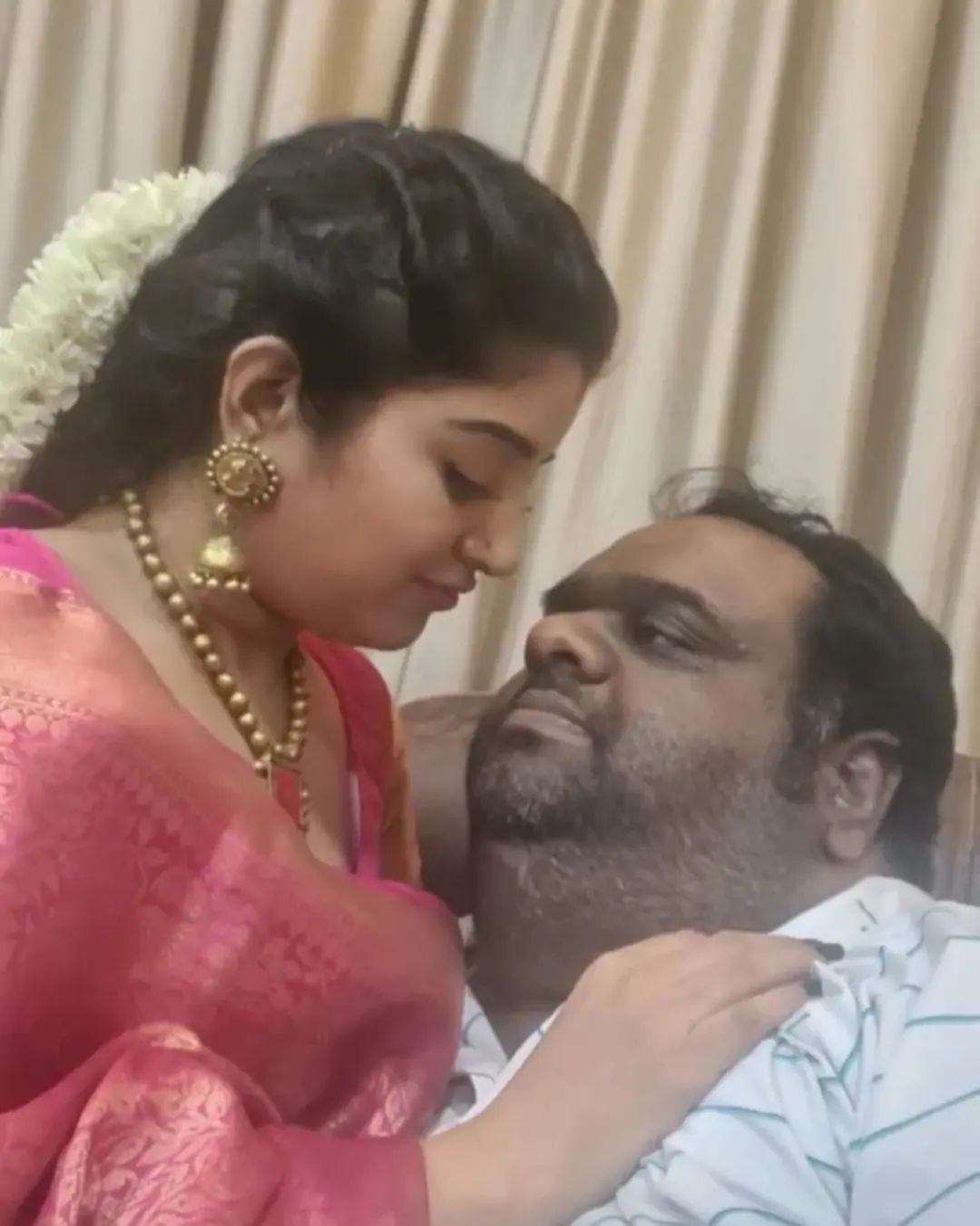 In Romantic Pics, Ravindar Chandrasekaran-V J Mahalakshmi Give Us ...