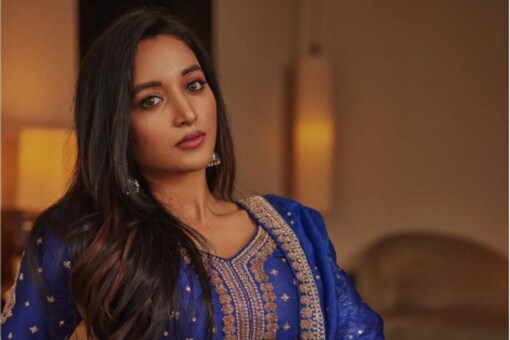 KGF Actress Srinidhi Shetty Looks Sizzling In Royal Blue Lehenga, See ...