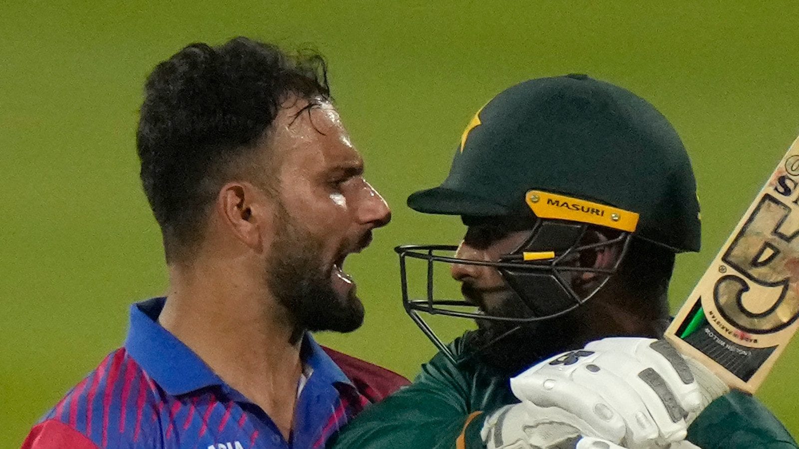 'Stupidity At Extreme Level'- Twitteratis React To Asif Ali Raising Bat ...
