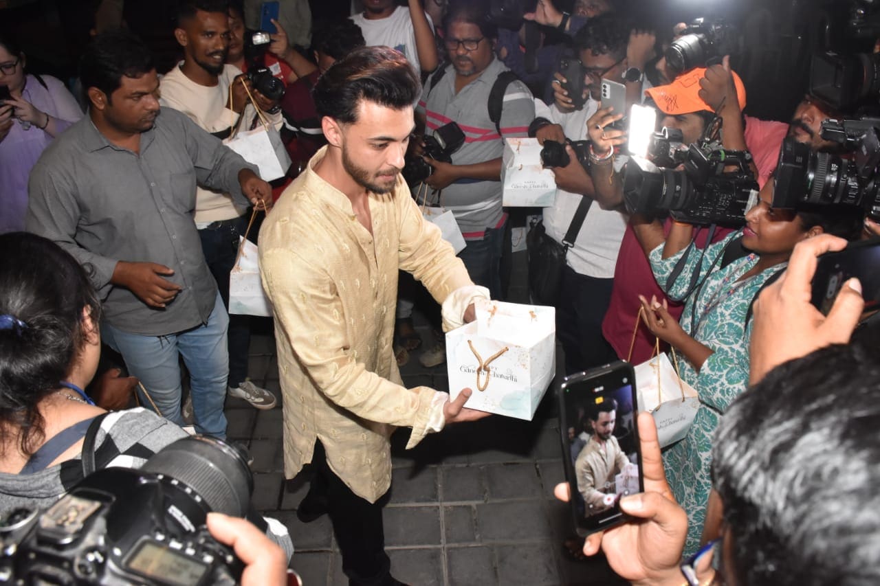 Salman Khan Visits Arpita and Ayush Sharma's House For Ganesh Visarjan ...