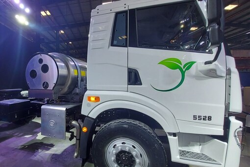 Blue Energy Motors Launches India’s First LNG-fuelled Truck, Range up ...