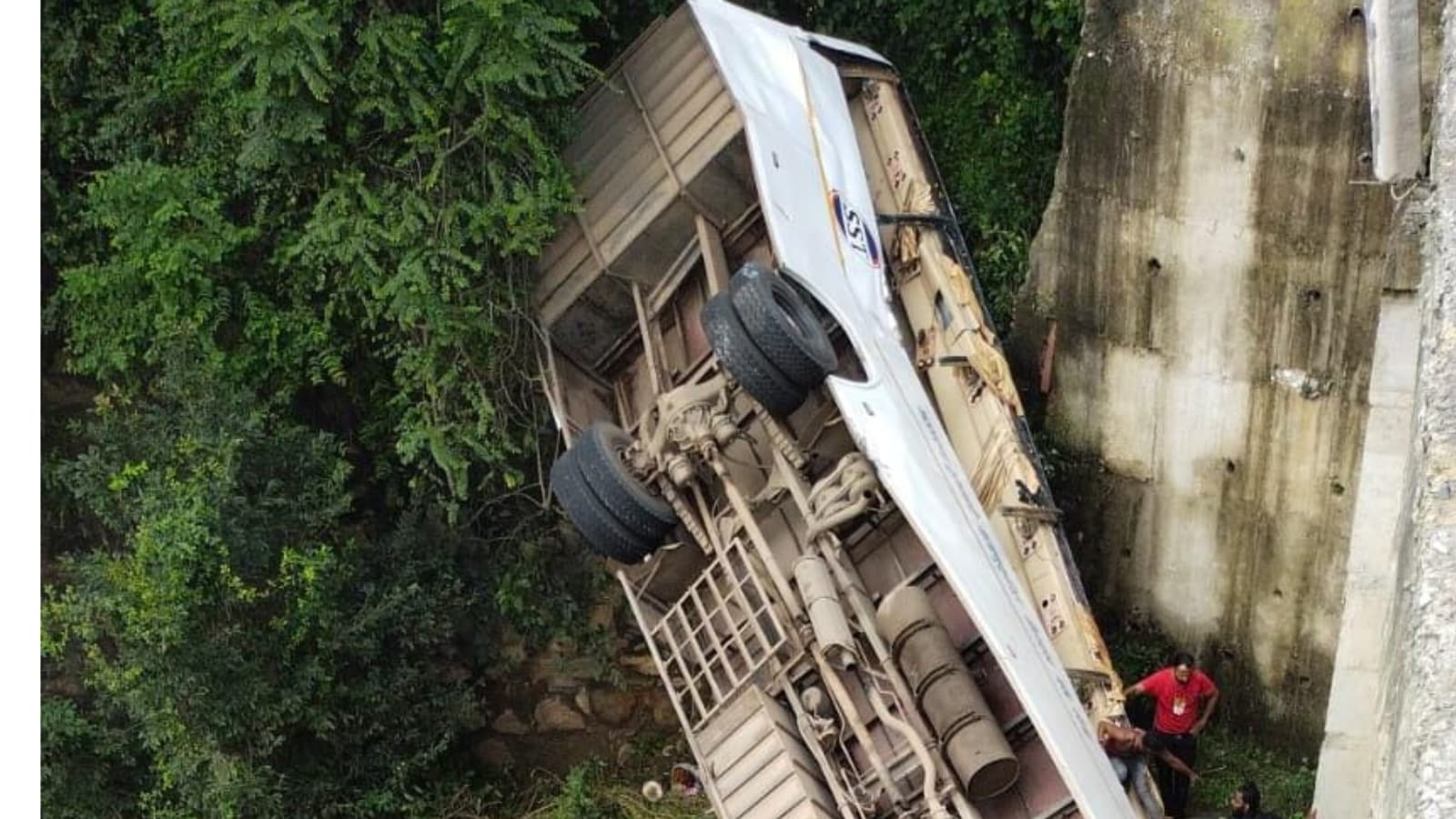 Jharkhand: 7 Killed, Several Injured After Bus Falls Off Bridge in ...