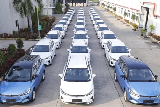 BYD Delivers Over 450 Units of e6 Electric MPV in India - News18