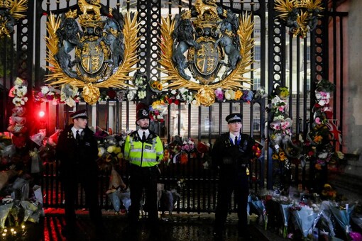Buckingham Palace Becomes Shrine as UK Mourns Queen Elizabeth II - News18
