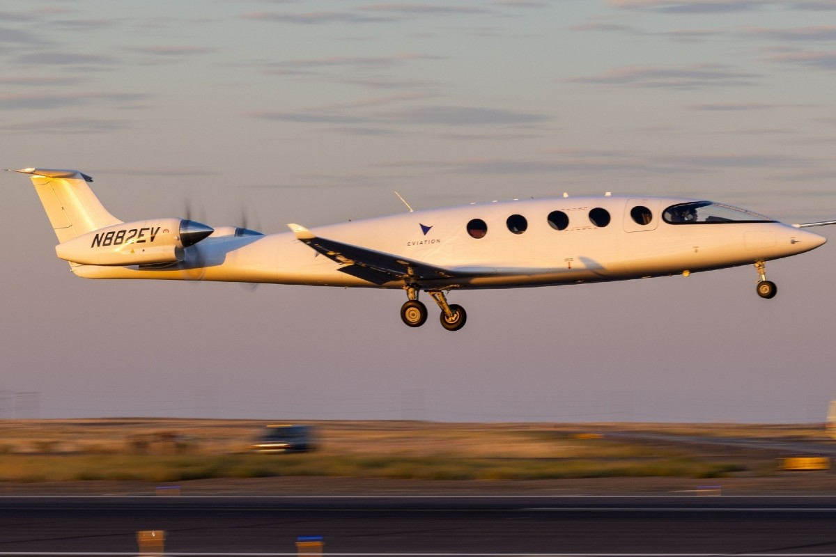 World's First All-Electric Airplane Completes First Flight, Details ...