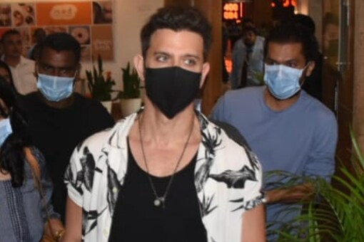 Hrithik Roshan Shouts At Fan After He Forcefully Takes A Selfie: 'What ...