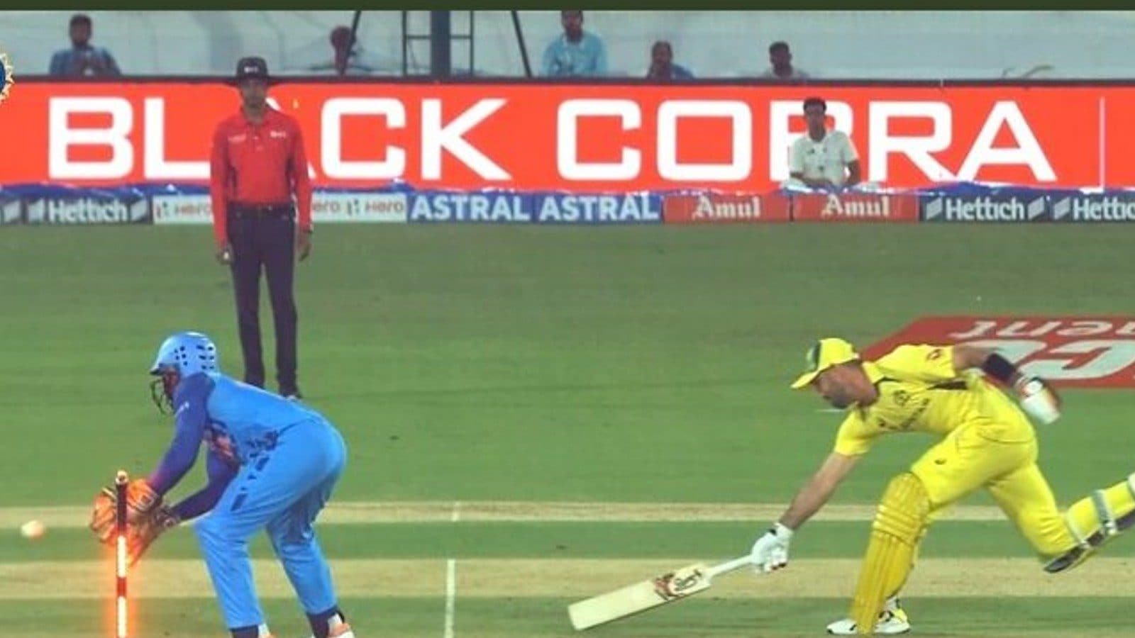 Ind vs Aus: Glenn Maxwell Walks Back on An Unusual Run-Out; Fans ...