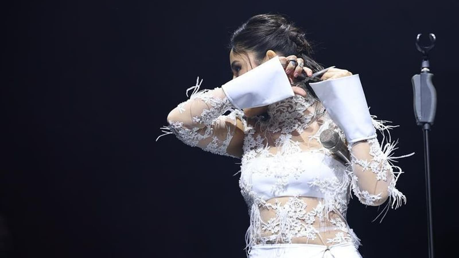 Mahsa Amini Death: Famed Turkish Singer Melek Mosso Chops Off Her Hair ...