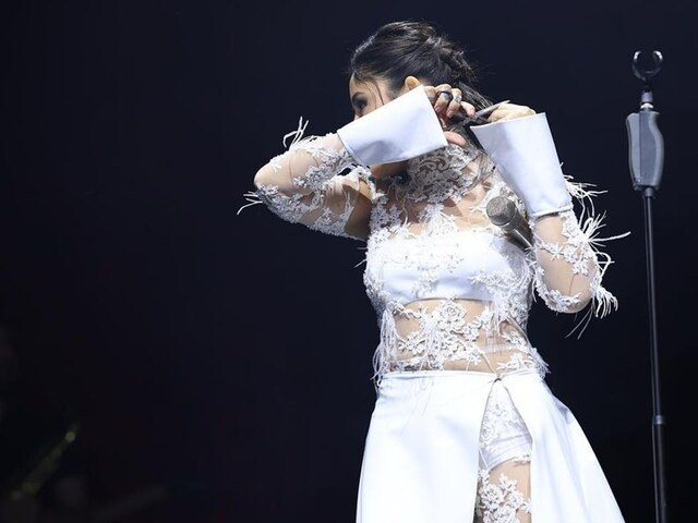 Mahsa Amini Death: Famed Turkish Singer Melek Mosso Chops Off Her Hair ...