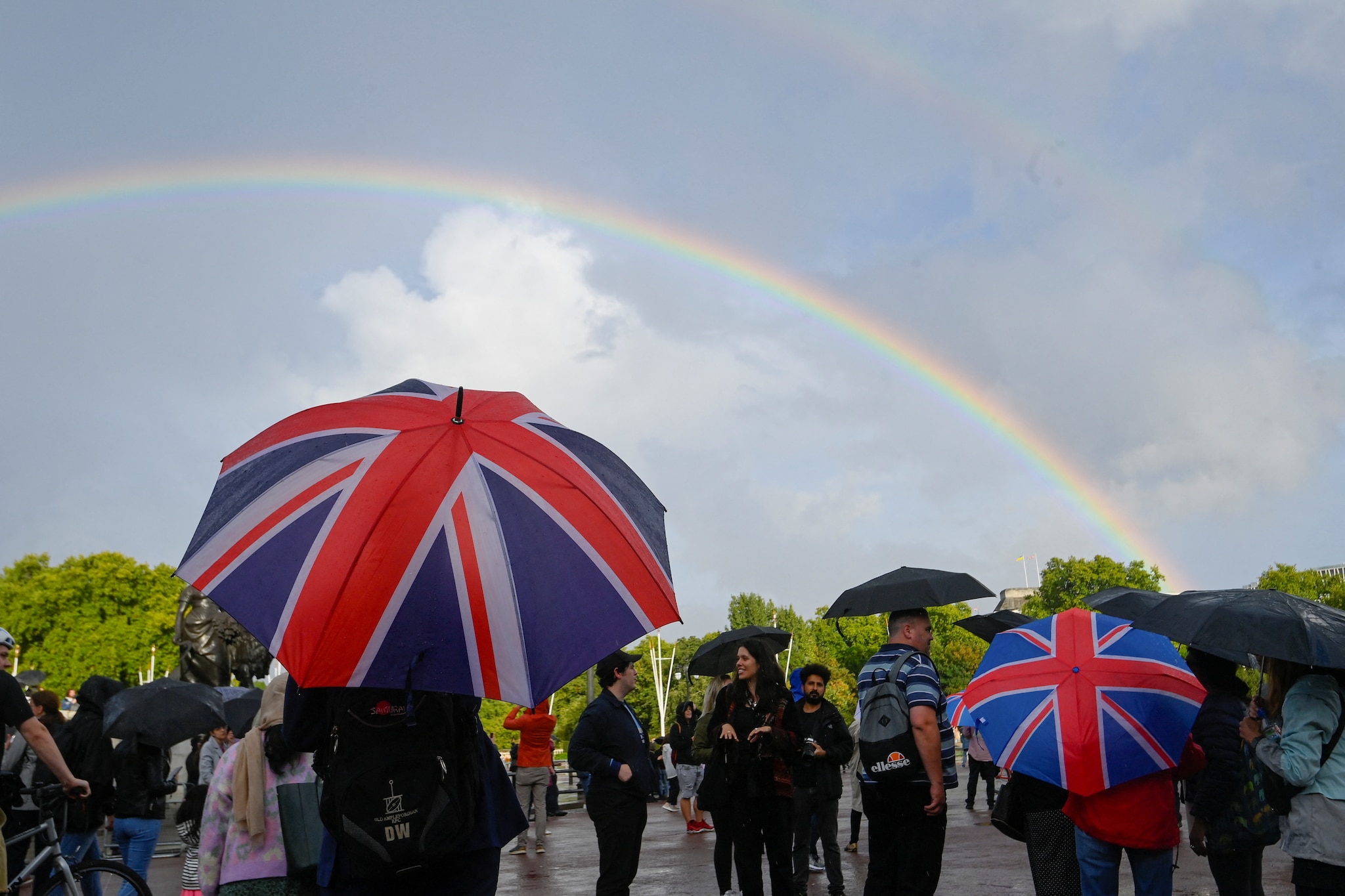 Queen Elizabeth II Death: Rare Double Rainbow Appears Over Buckingham ...