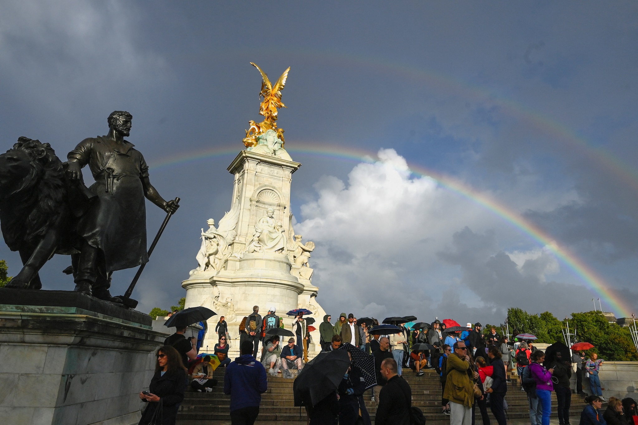 Queen Elizabeth II Death: Rare Double Rainbow Appears Over Buckingham ...