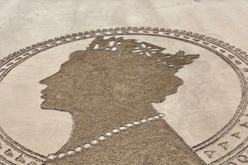Heartwarming Tribute! Australian Artist Creates A Sand Engraving of ...