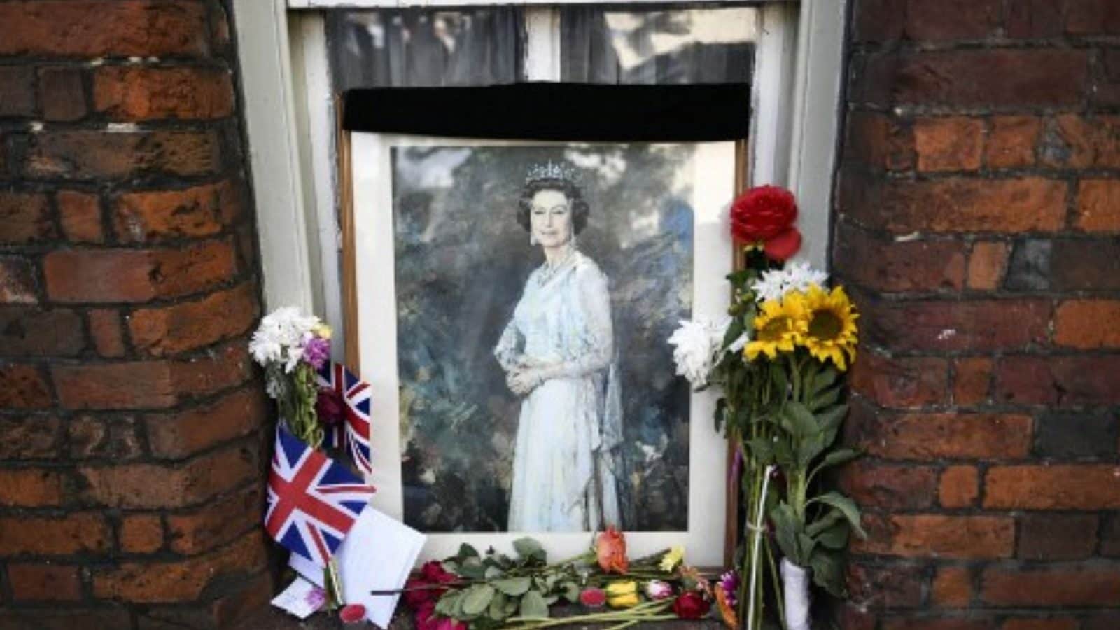 'Windsor is Her Home': Queen Elizabeth's Neighbours Ready for Final ...