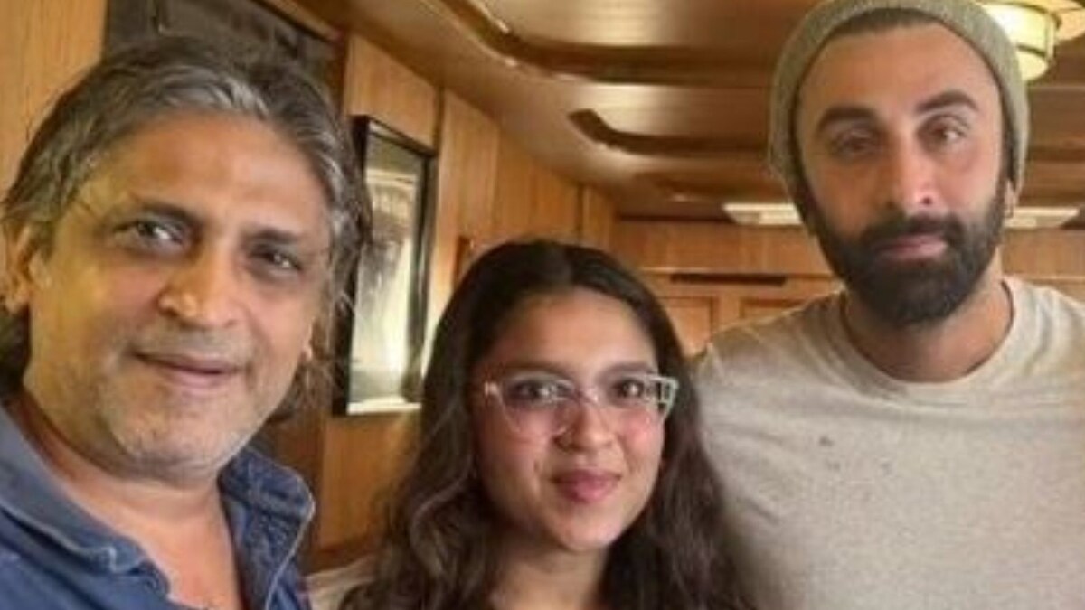 Alia Bhatt, Ranbir Kapoor Visit Bodyguard Yusuf Ibrahim’s Family, See Pics - News18